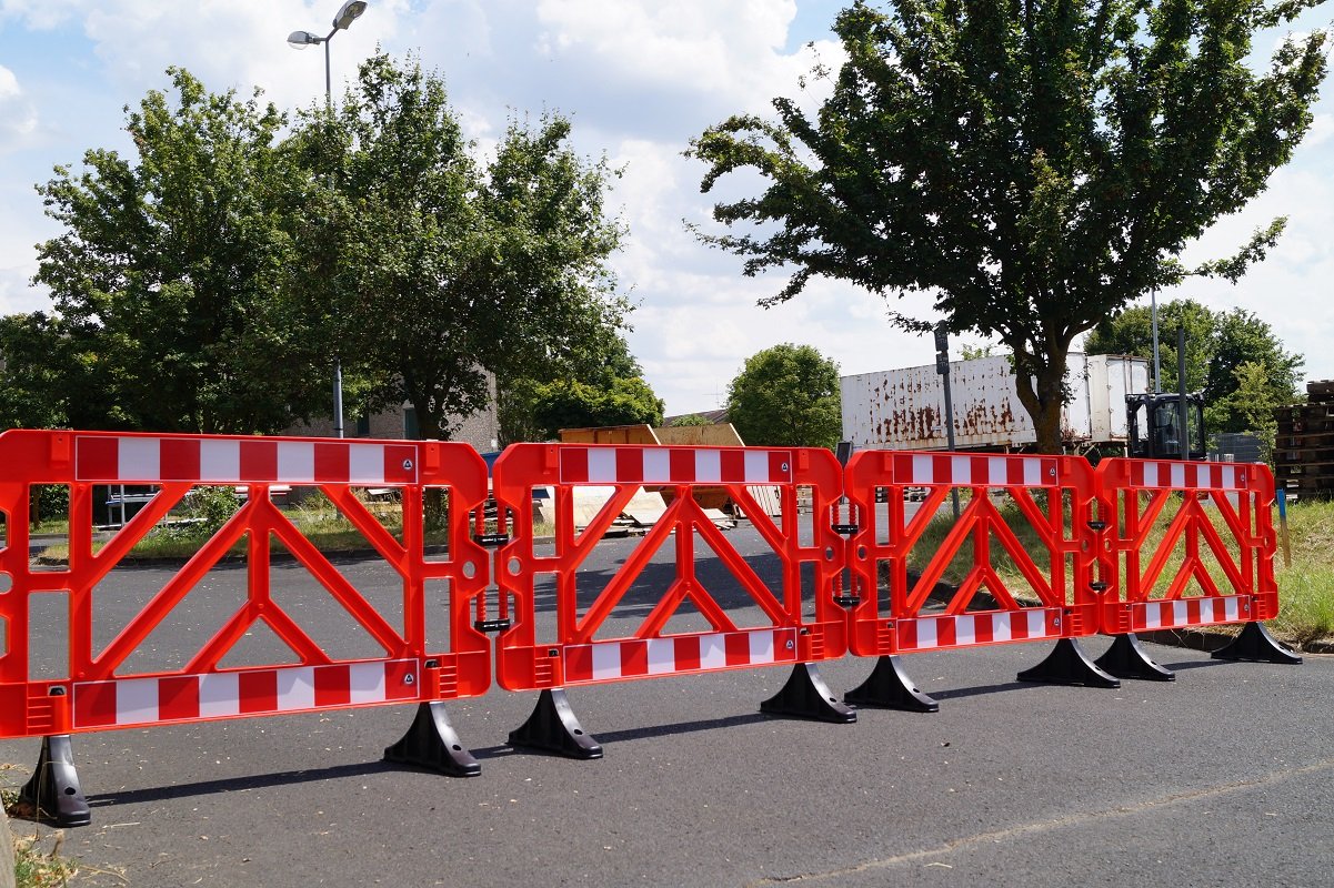 *Barriera di Sicurezza – Montaggio… Delimitare… Fissare » ACV Italy