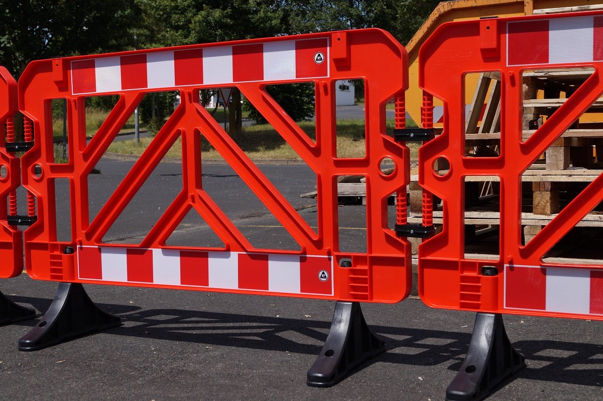 *Barriera di Sicurezza – Montaggio… Delimitare… Fissare » ACV Italy